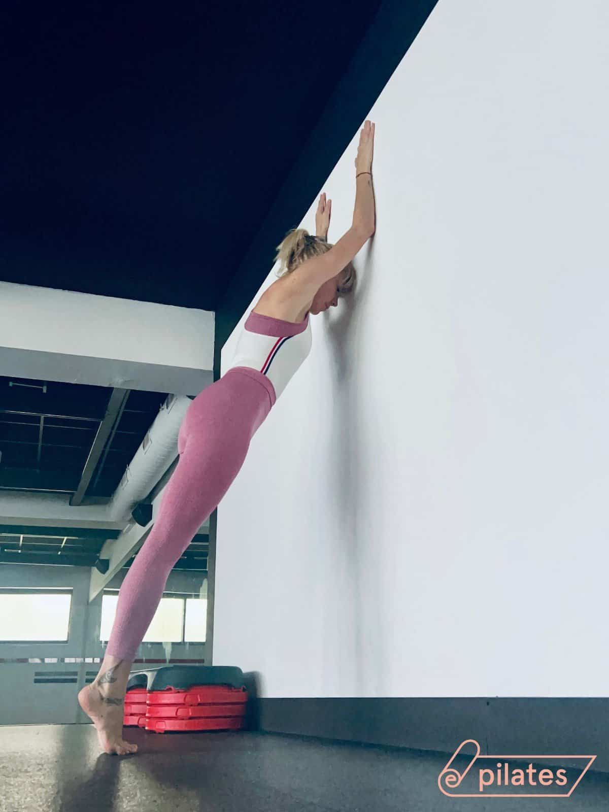 Pilates au mur : 7 exercices simples et efficaces pour débuter ...